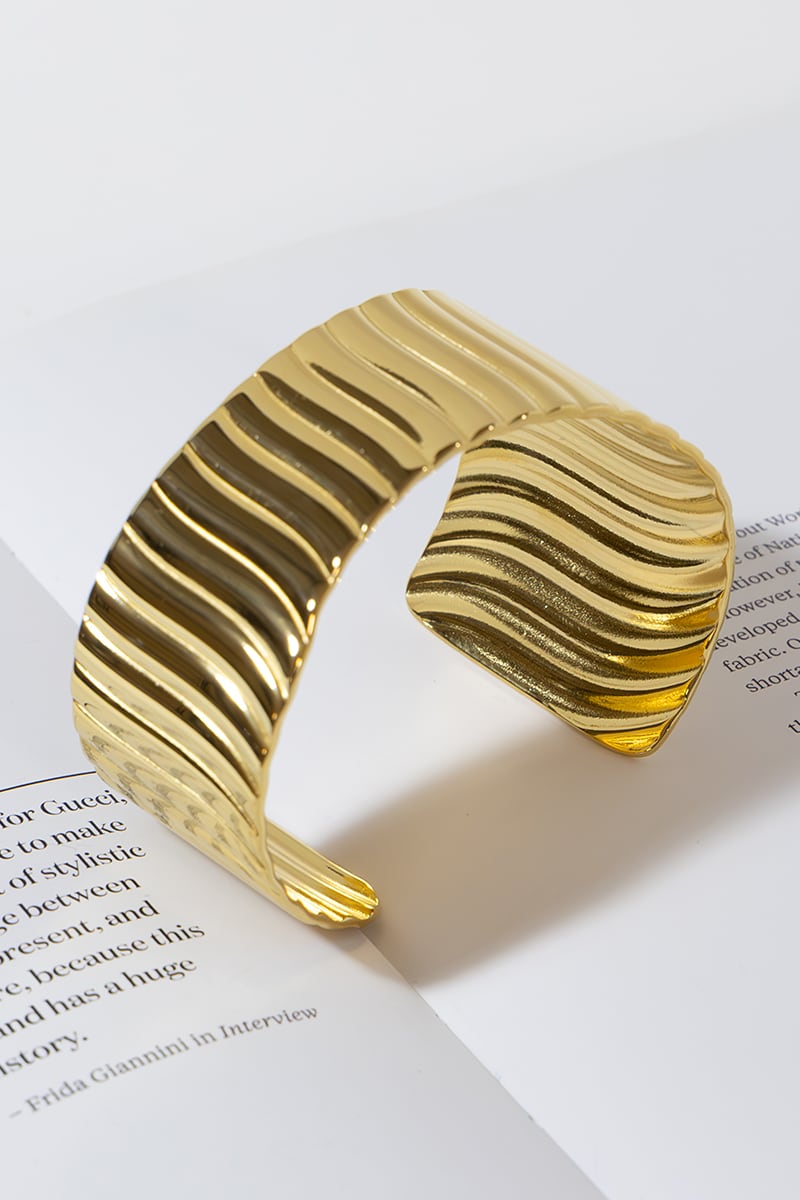 GOLD PLATED RIBBED CUFF BRACELET – CHIC LE FRIQUE